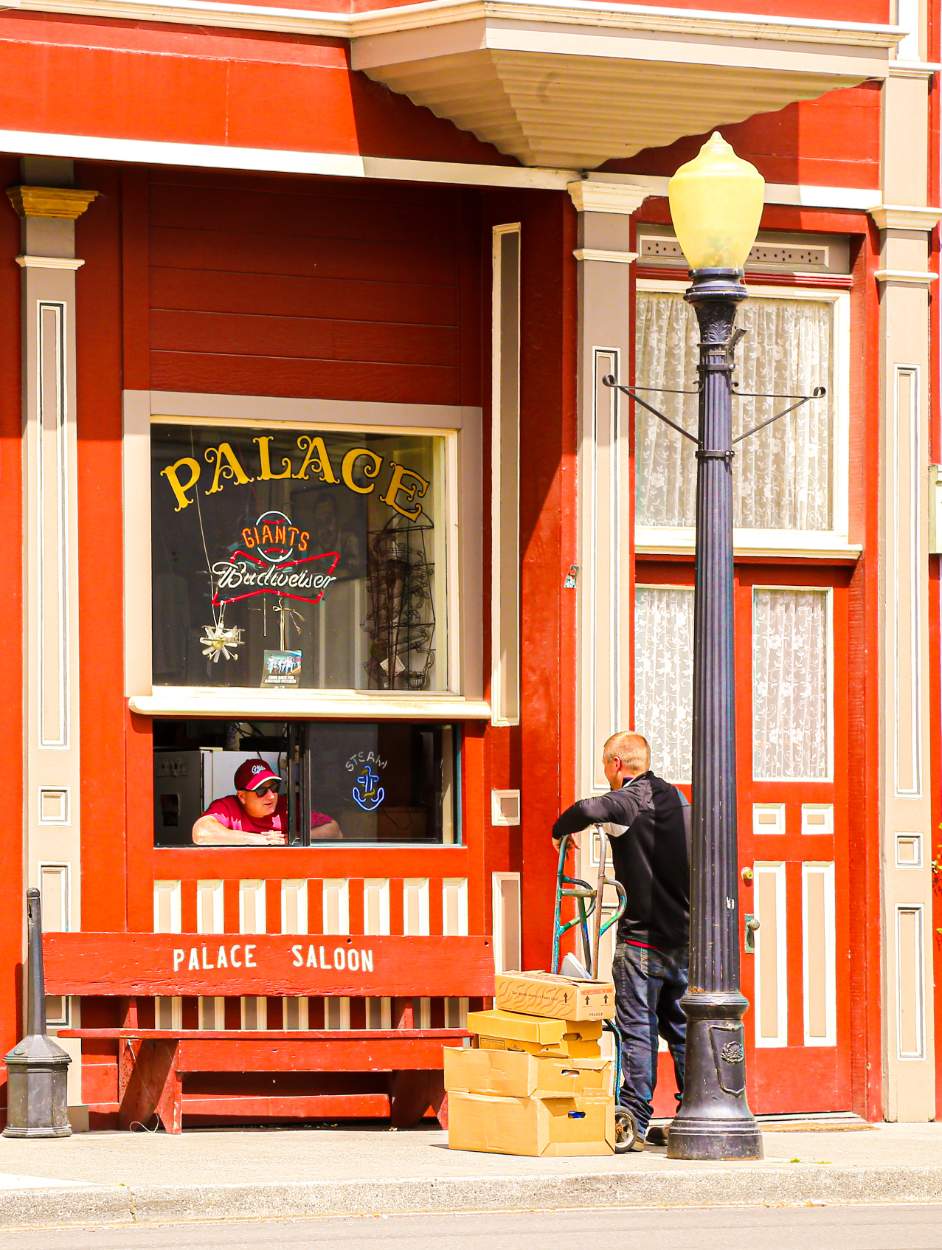 Solve THE PALACE SALOON jigsaw puzzle online with 80 pieces