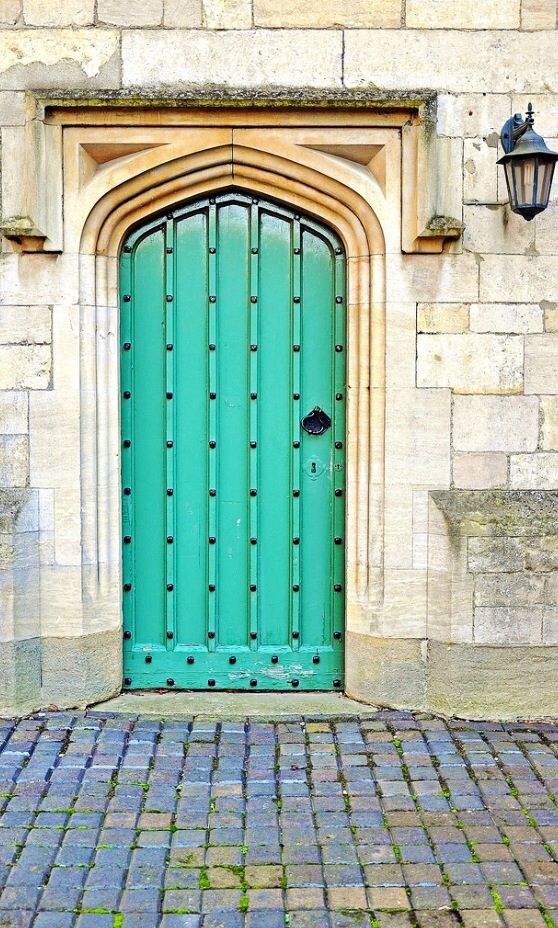 Solve BEAUTIFUL DOOR jigsaw puzzle online with 60 pieces
