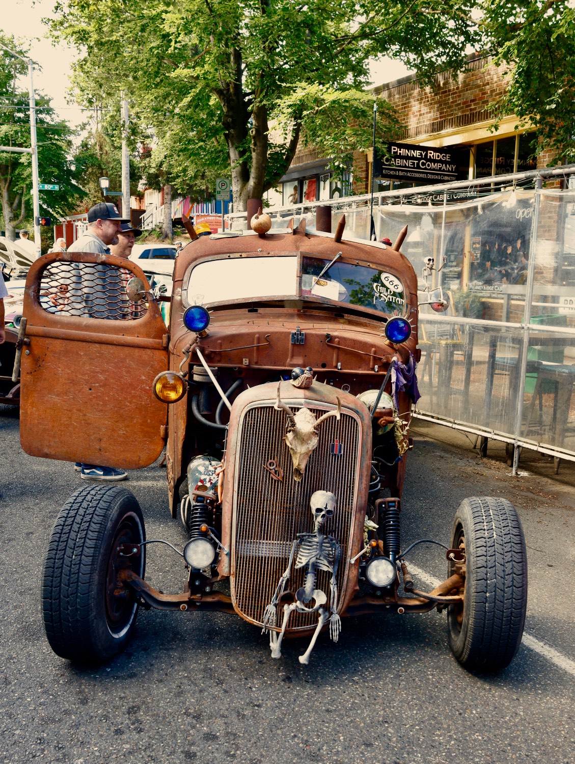 Solve Rusty bucket chevy modified jigsaw puzzle online with 63 pieces