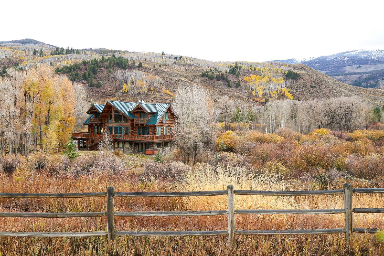 Solve LOG HOME jigsaw puzzle online with 96 pieces