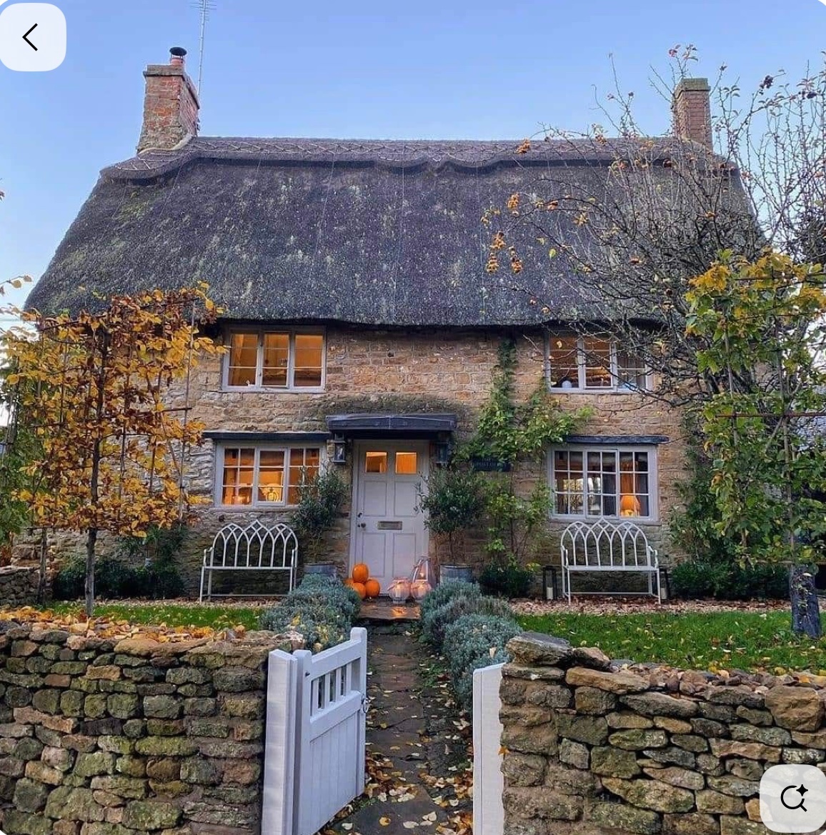 Solve English Thatched Cottage. jigsaw puzzle online with 81 pieces