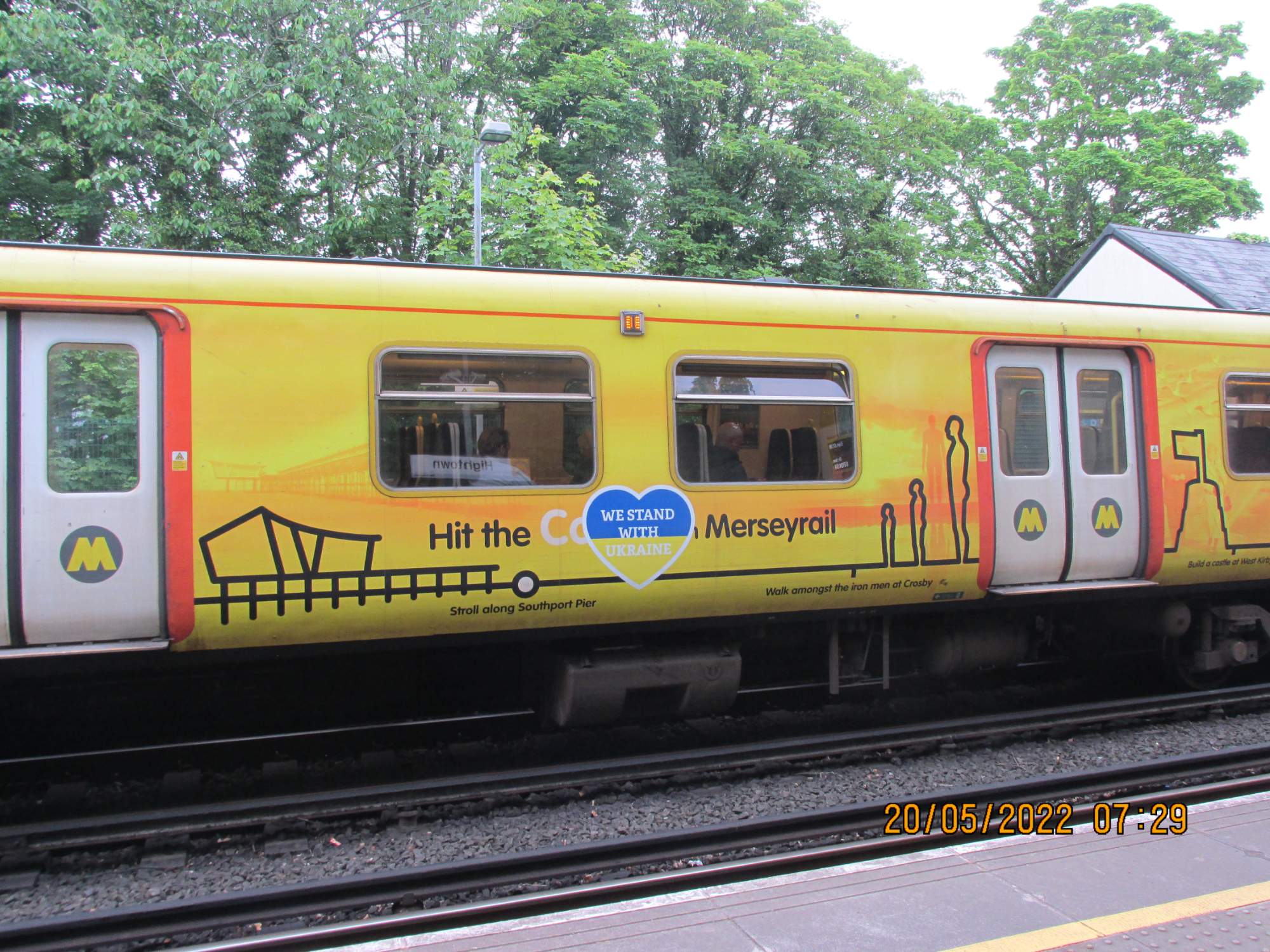 Solve Merseyrail train jigsaw puzzle online with 204 pieces