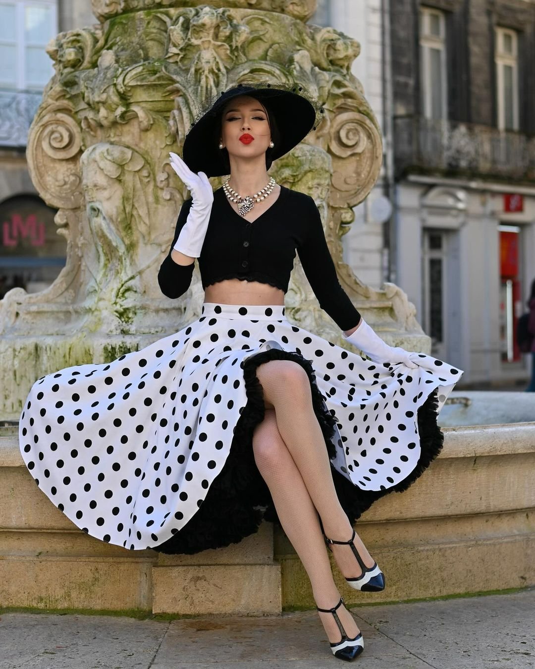 Solve retro polka dots jigsaw puzzle online with 48 pieces