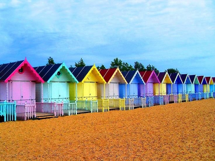 Solve Colourful beach huts jigsaw puzzle online with 88 pieces