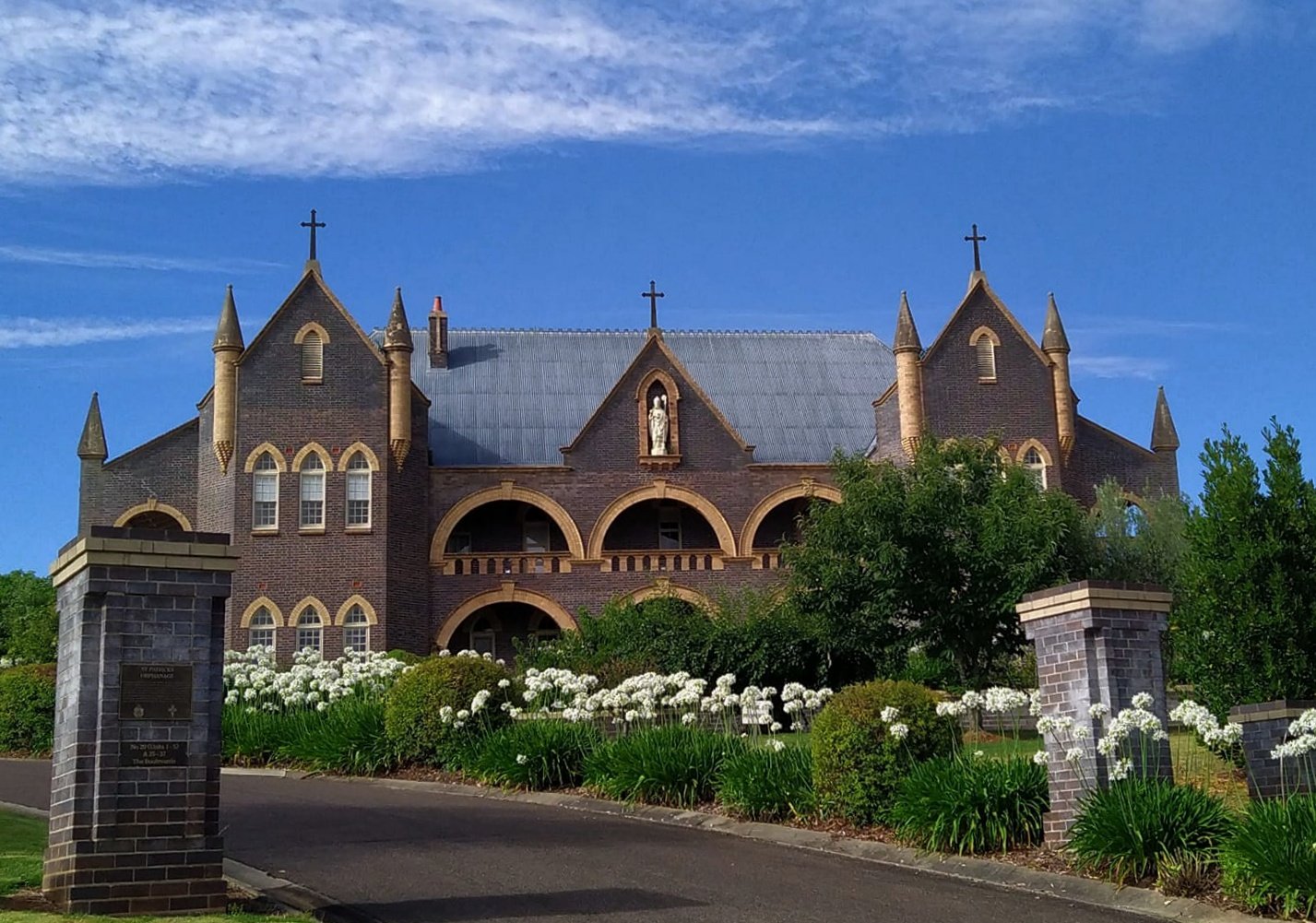 Solve The Old Orphanage jigsaw puzzle online with 88 pieces