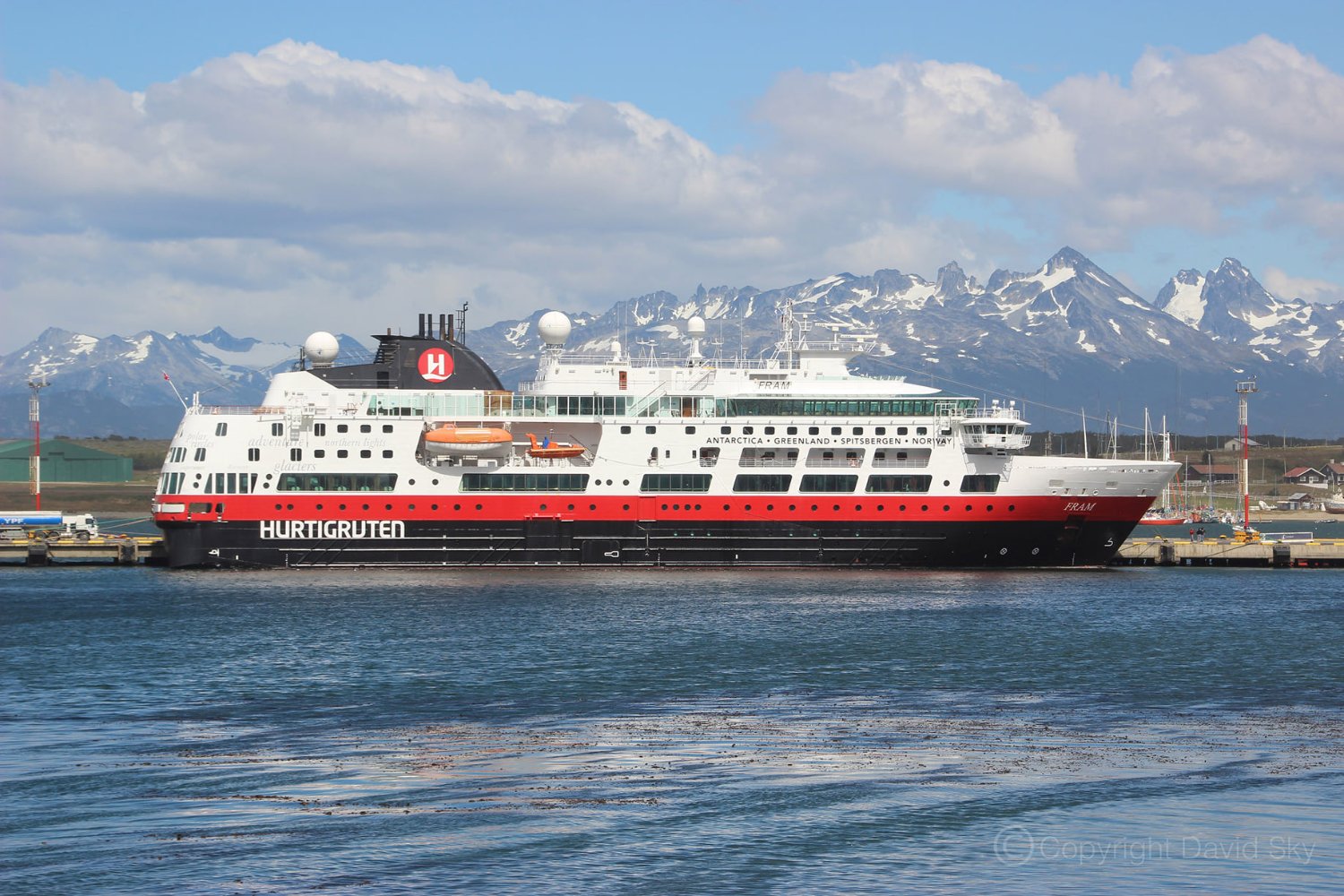 Solve MV Fram jigsaw puzzle online with 24 pieces