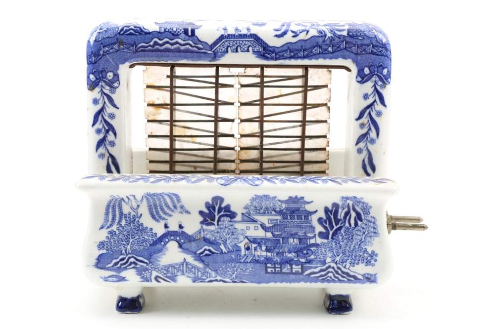 Solve blue-willow-Toastrite-china-toaster jigsaw puzzle online with 70 ...