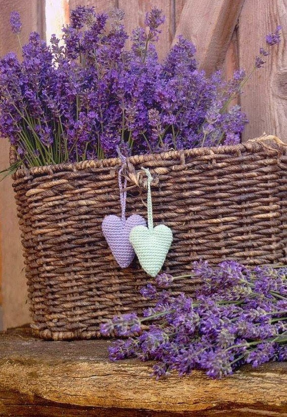 Solve due cuori tra la lavanda jigsaw puzzle online with 35 pieces