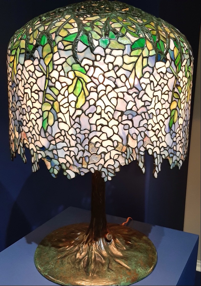 Solve Tiffany Lamp jigsaw puzzle online with 140 pieces