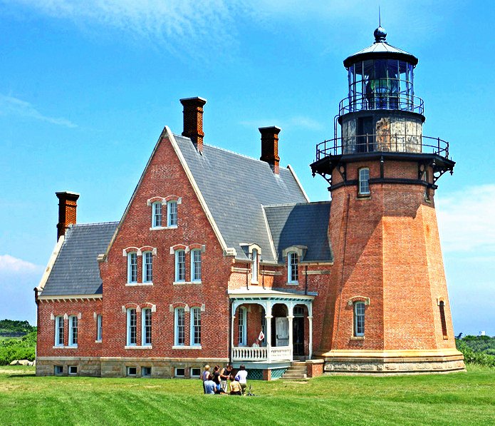 Solve Block Island Southeast Lighthouse jigsaw puzzle online with 99 pieces