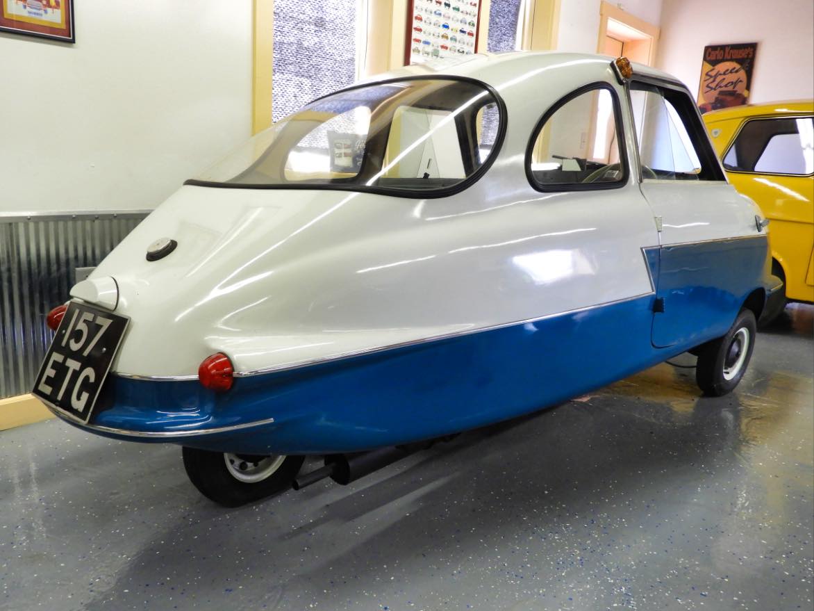 Solve Three-wheeled microcar jigsaw puzzle online with 20 pieces