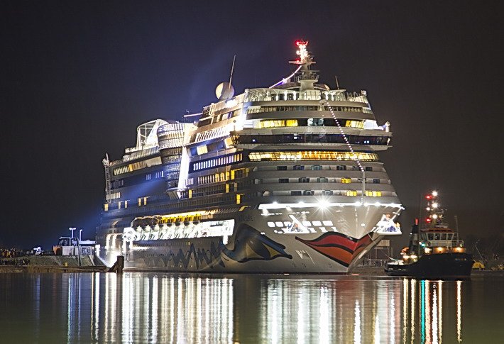 Solve An Aida cruise ship jigsaw puzzle online with 96 pieces