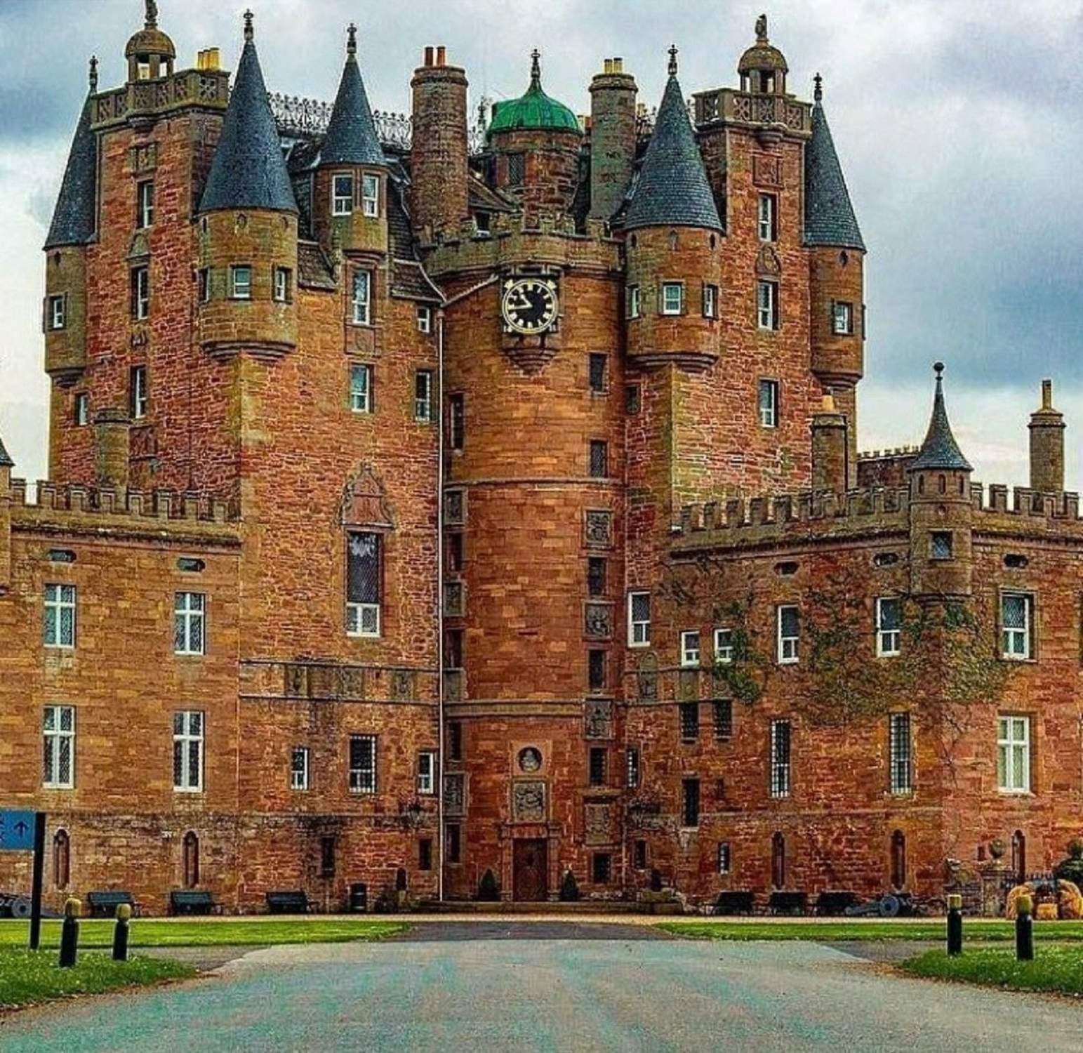 Solve Clamis Castle, Scotland 7370 jigsaw puzzle online with 289 pieces