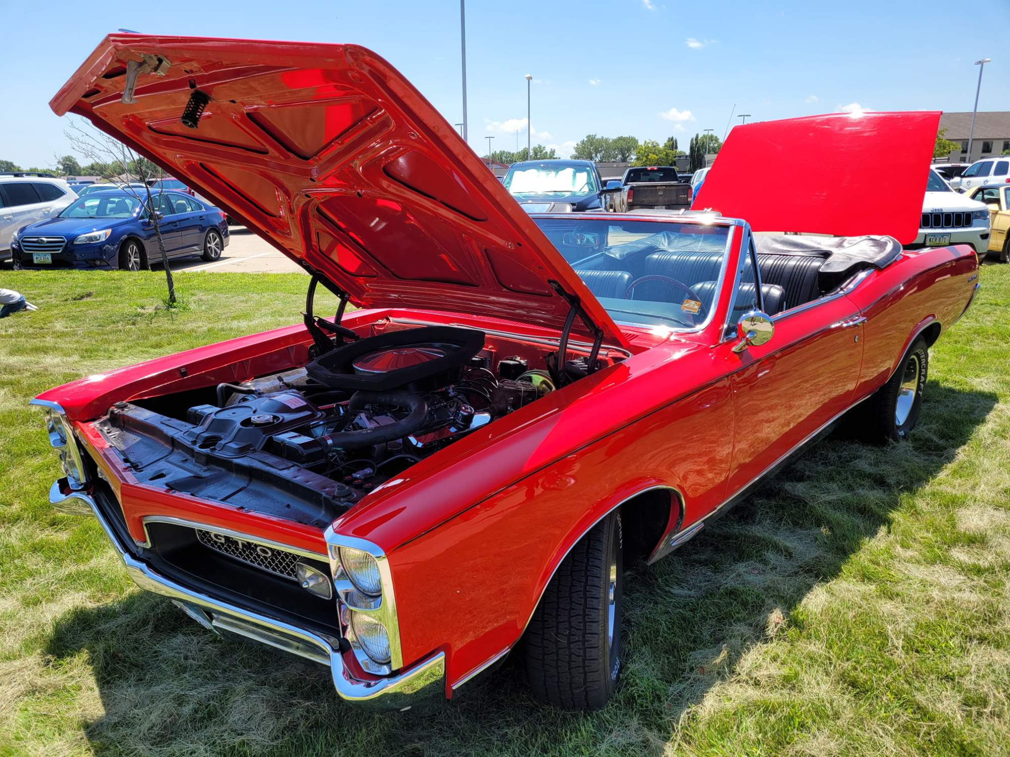 Solve 1967 Pontiac GTO convertible jigsaw puzzle online with 432 pieces