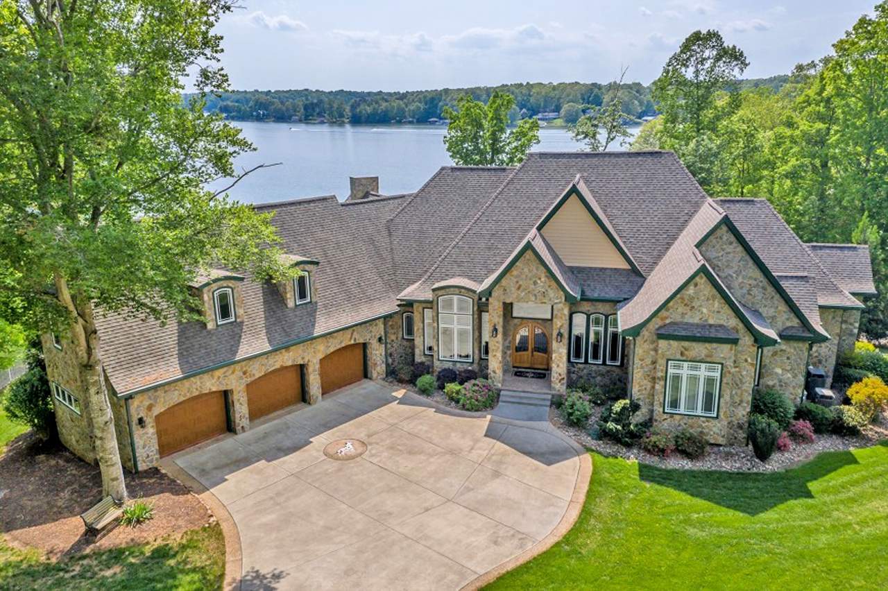 Solve Finger Lakes Home jigsaw puzzle online with 216 pieces