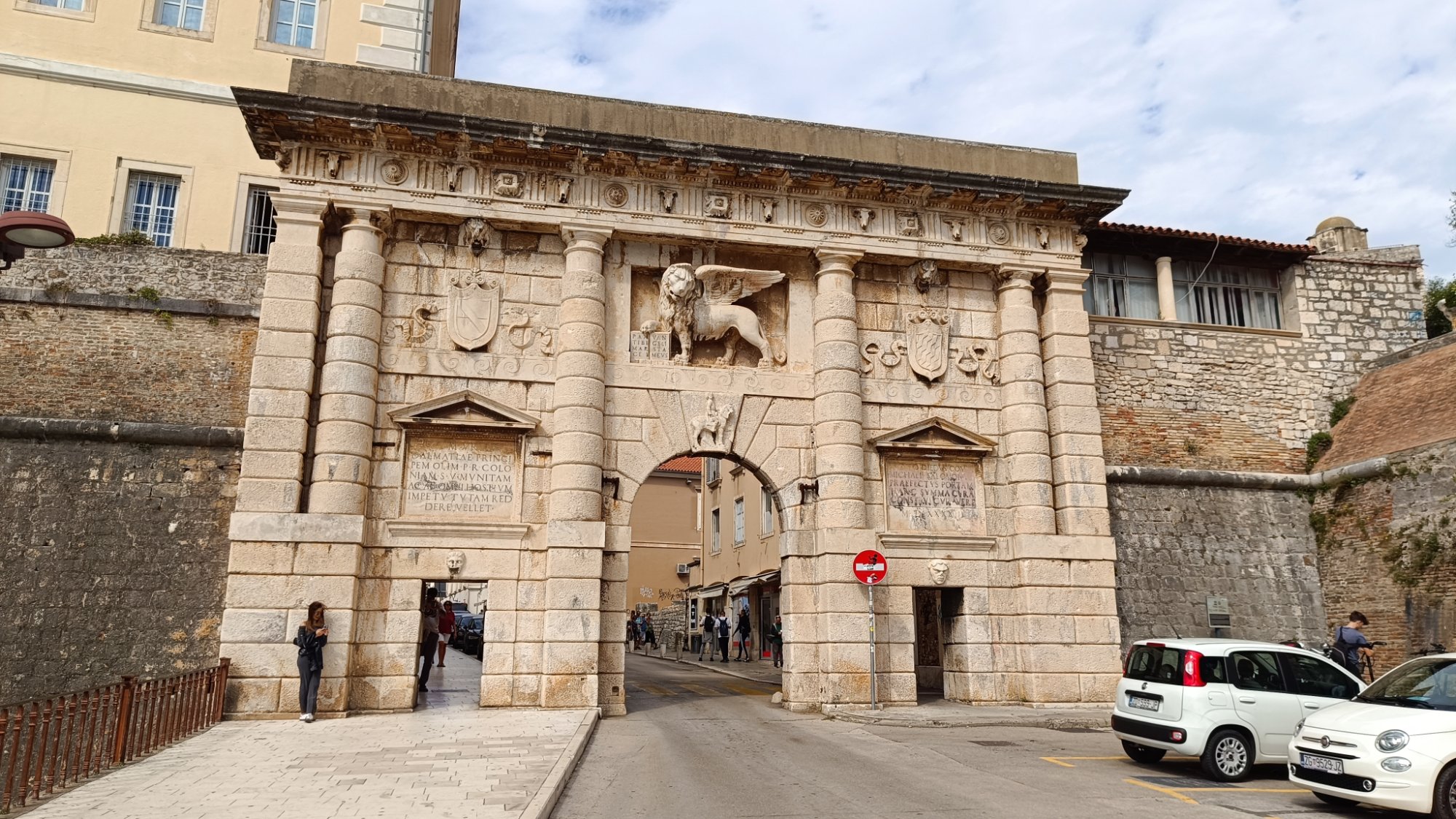 Solve Zadar: Porta Terraferma (Landtor; Kopnena vrata) jigsaw puzzle ...