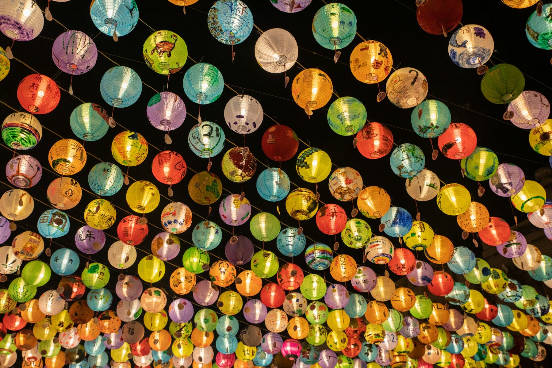 Solve Lanterns jigsaw puzzle online with 54 pieces