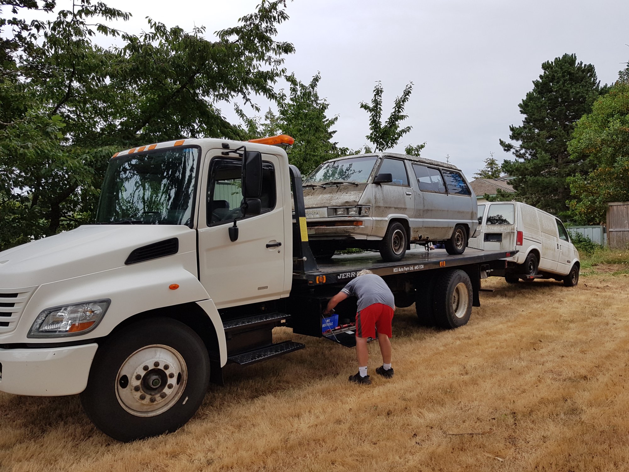 Solve Cleaning up the yard jigsaw puzzle online with 221 pieces