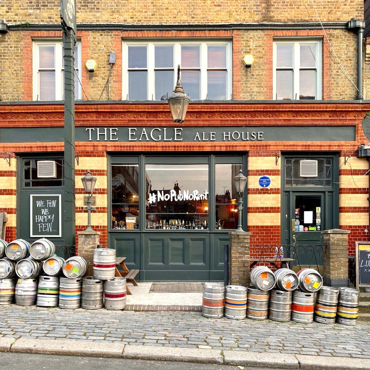 Solve THE EAGLE ALE HOUSE jigsaw puzzle online with 121 pieces
