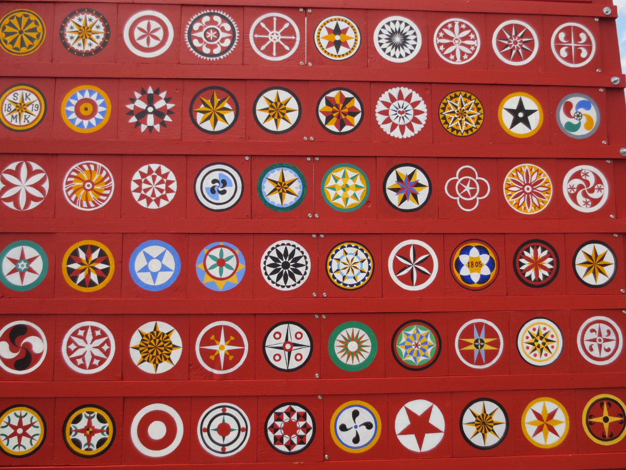 Solve Pennsylvania Dutch hex signs jigsaw puzzle online with 80 pieces