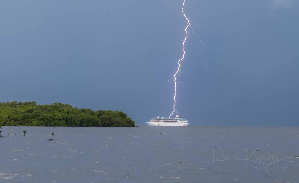 Solve Lightning Strike - lucky shot jigsaw puzzle online with 40 pieces