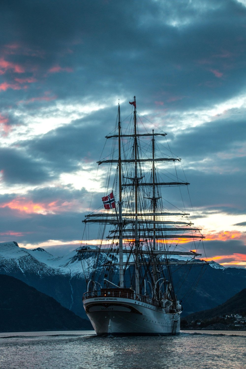 Solve Segelschiff Norwegen Mike Muller jigsaw puzzle online with 126 pieces