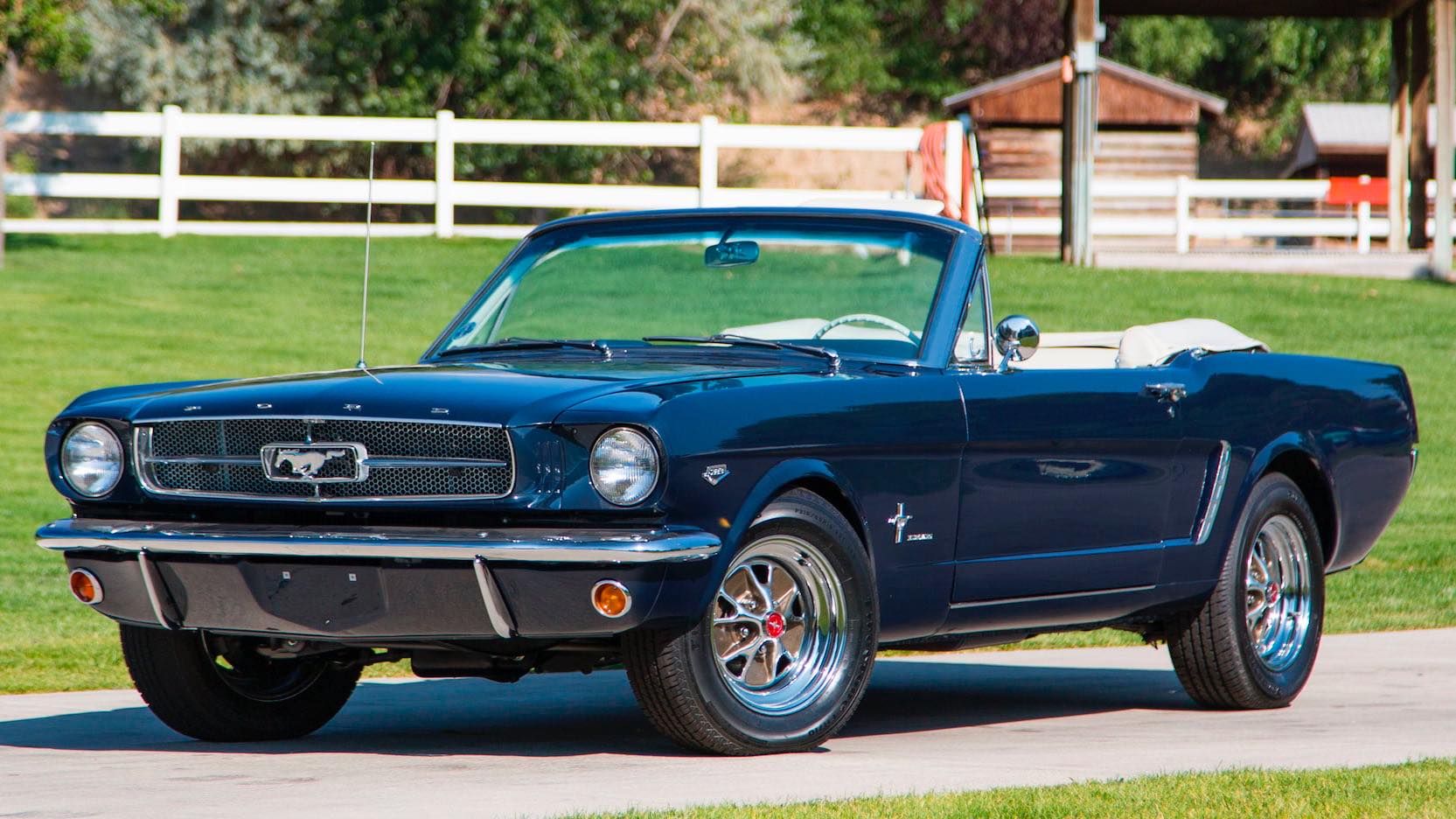 Solve 65 Mustang Convertible jigsaw puzzle online with 405 pieces