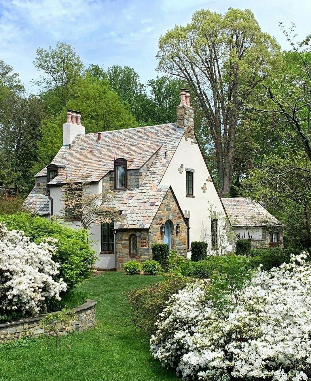 Solve old house jigsaw puzzle online with 56 pieces