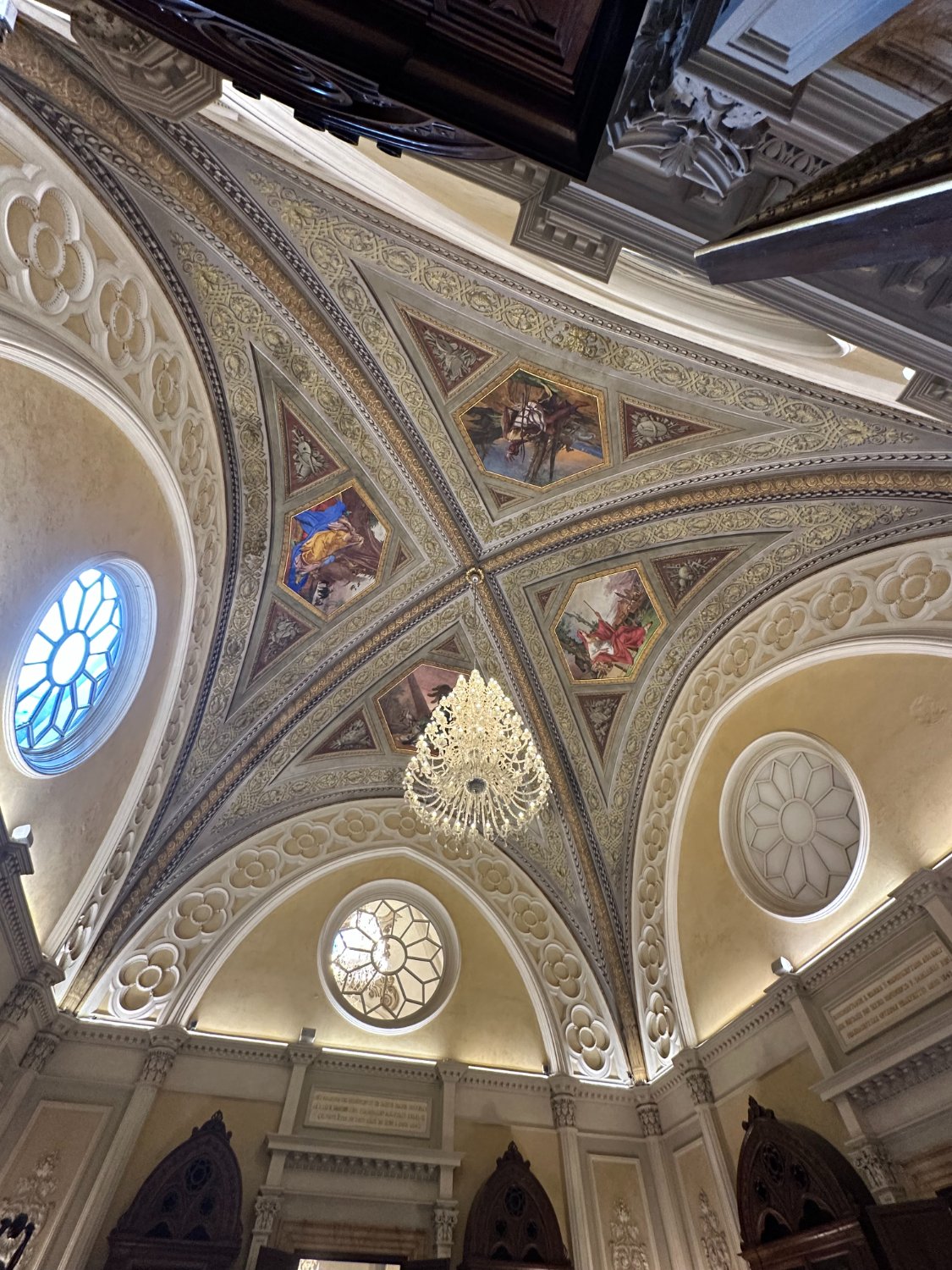 Solve Fancy Ceiling jigsaw puzzle online with 63 pieces