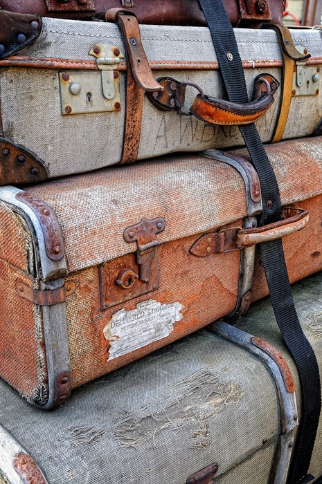 Solve Well Travelled Luggage jigsaw puzzle online with 77 pieces