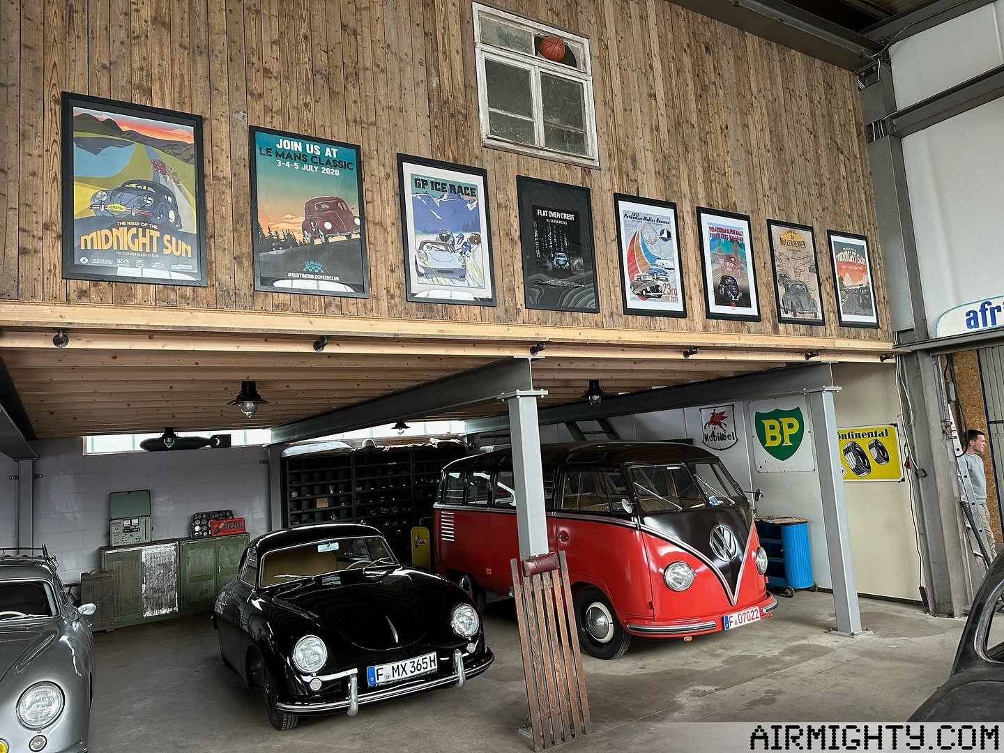 Solve German garage jigsaw puzzle online with 204 pieces