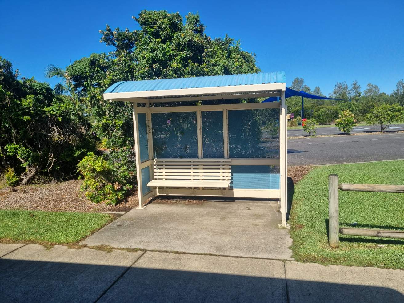 Solve Bus Stop jigsaw puzzle online with 30 pieces