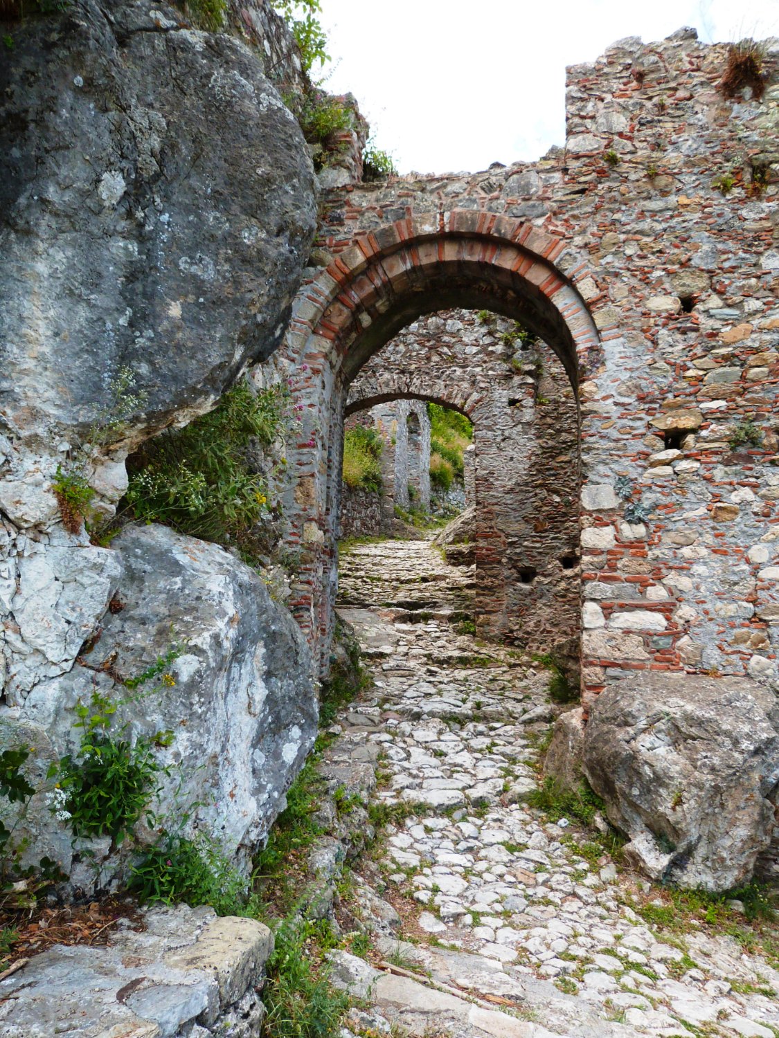 Solve Ruins at Mystras, Greece jigsaw puzzle online with 154 pieces