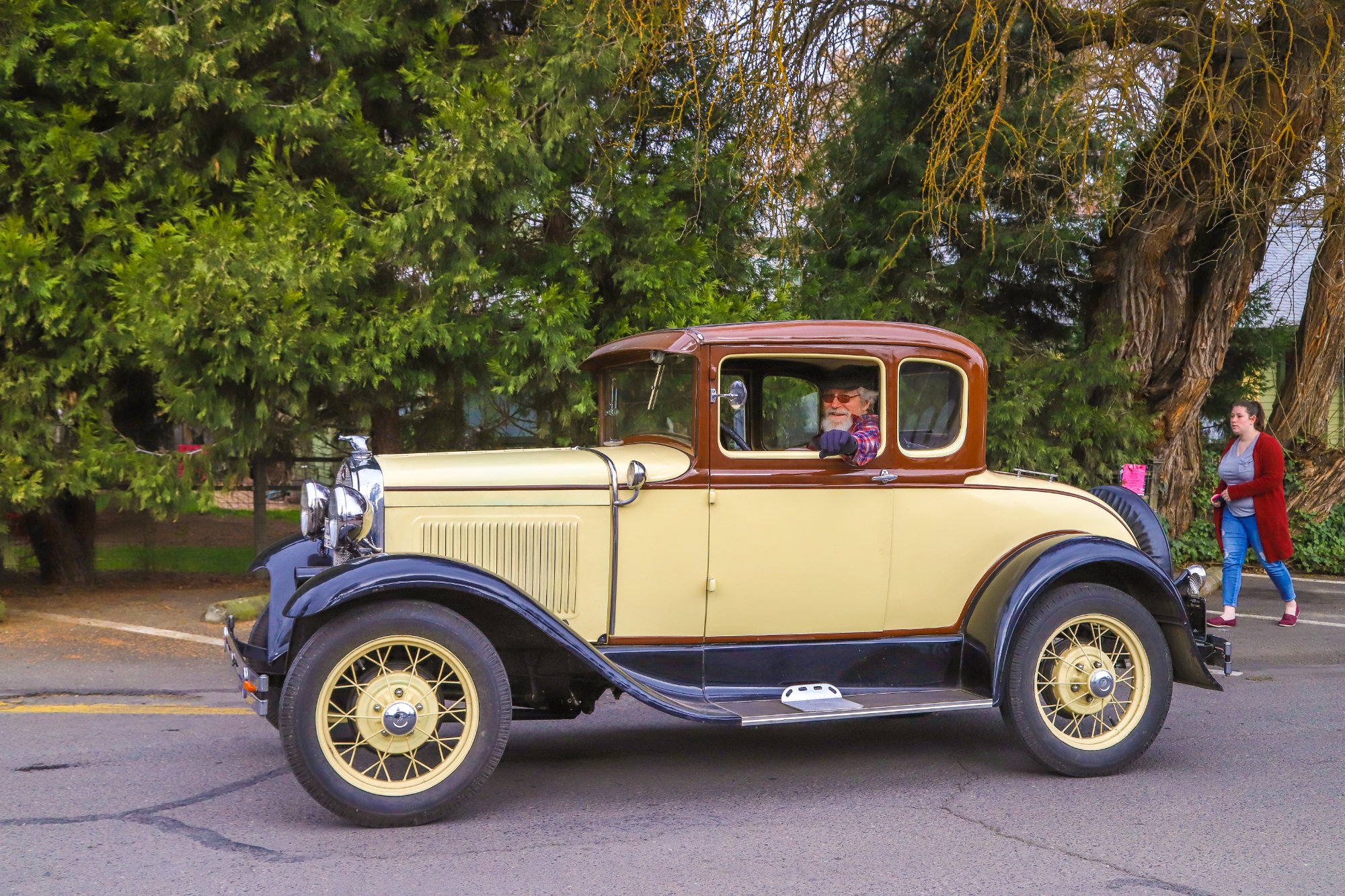 Solve NICE OLD CAR jigsaw puzzle online with 96 pieces