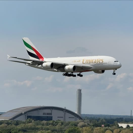 Solve Emirates Airbus A380 jigsaw puzzle online with 64 pieces
