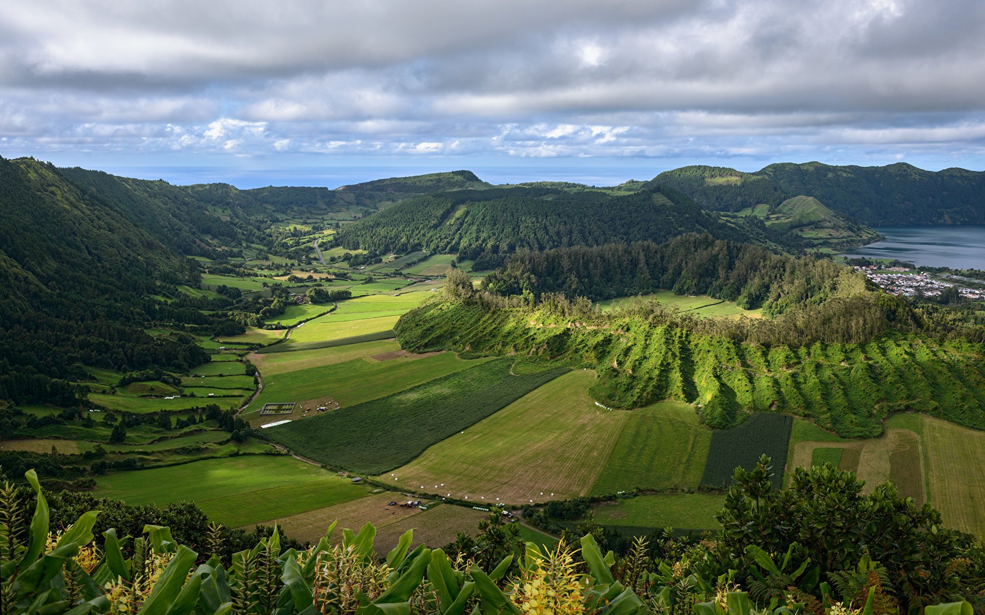 Solve Portugal_Azores jigsaw puzzle online with 160 pieces