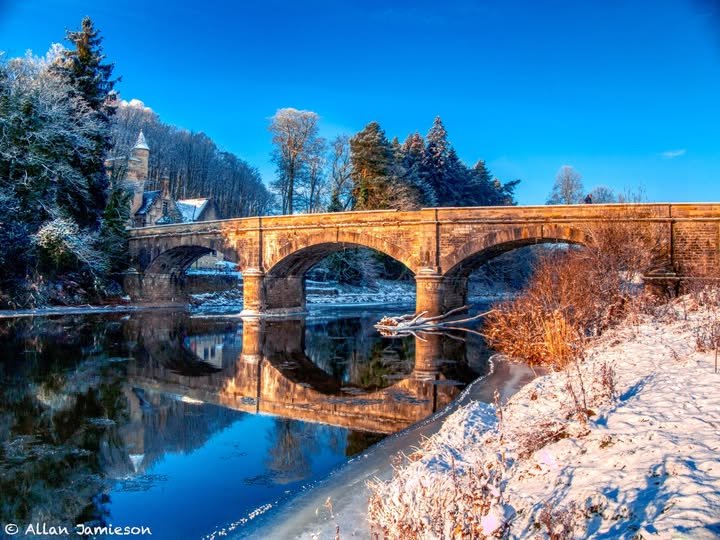 Solve Mauldslie Bridge across the Clyde jigsaw puzzle online with 63 pieces