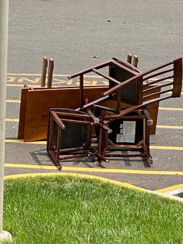 Solve Table and chairs jigsaw puzzle online with 20 pieces