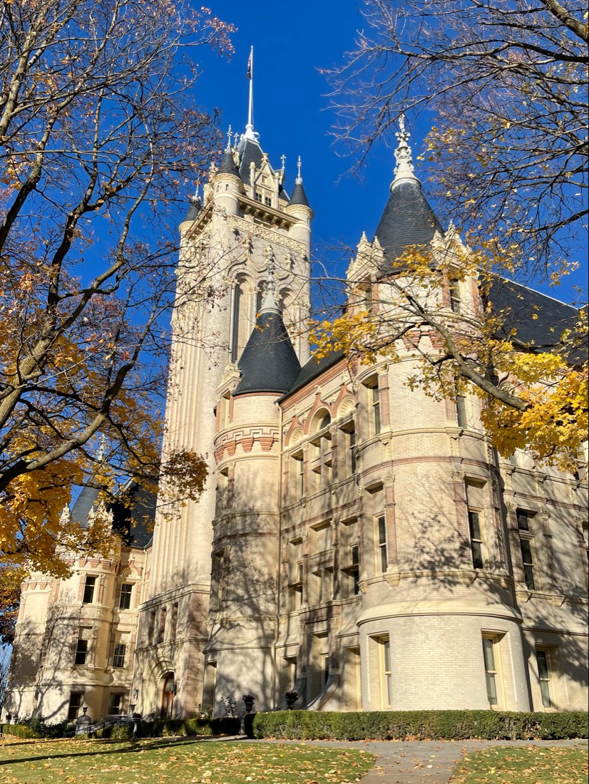 Solve County building Spokane jigsaw puzzle online with 88 pieces