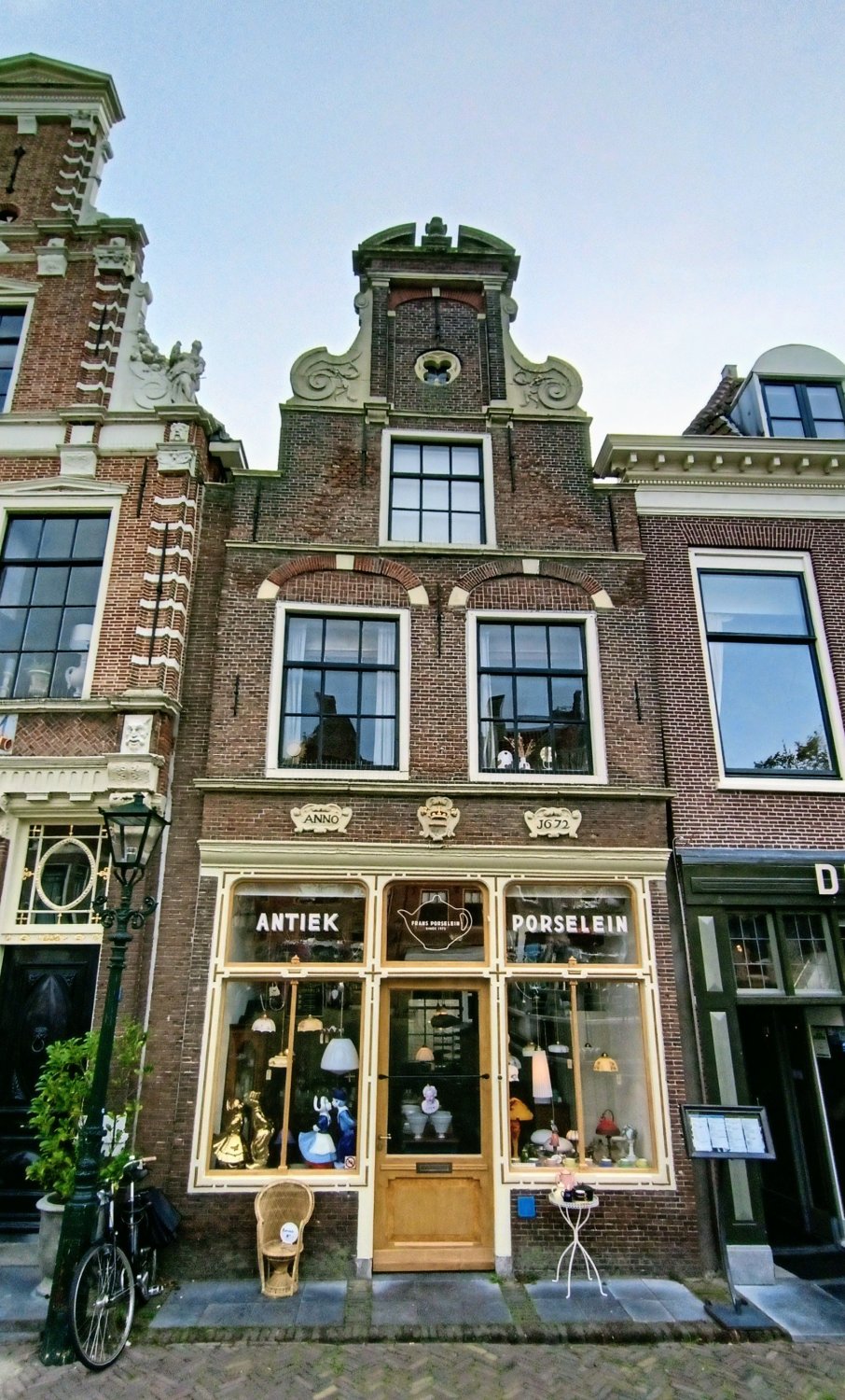 Solve Antique shop from 1672. 🇳🇱 jigsaw puzzle online with 40 pieces