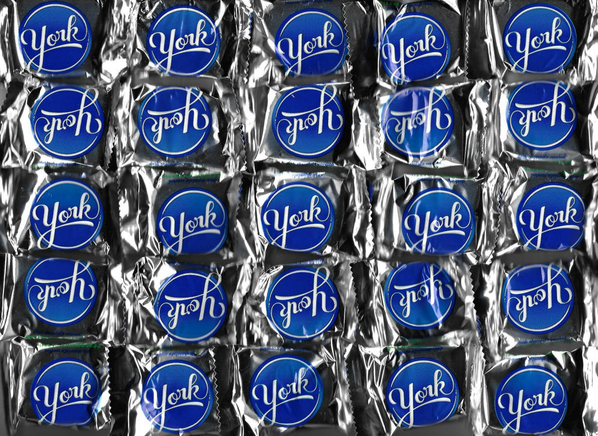 Solve York Peppermint Patties jigsaw puzzle online with 88 pieces