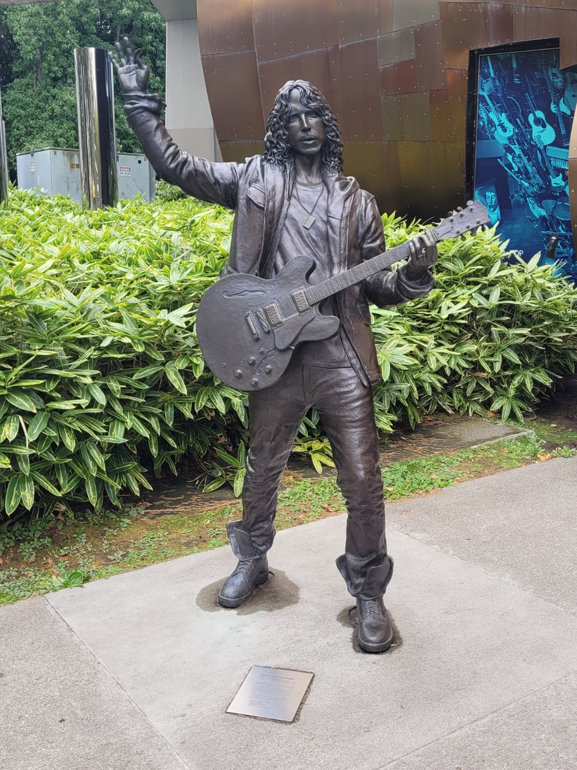 Solve Bronzeskulptur "Chris Cornell in Performance" des verstorbenen ...