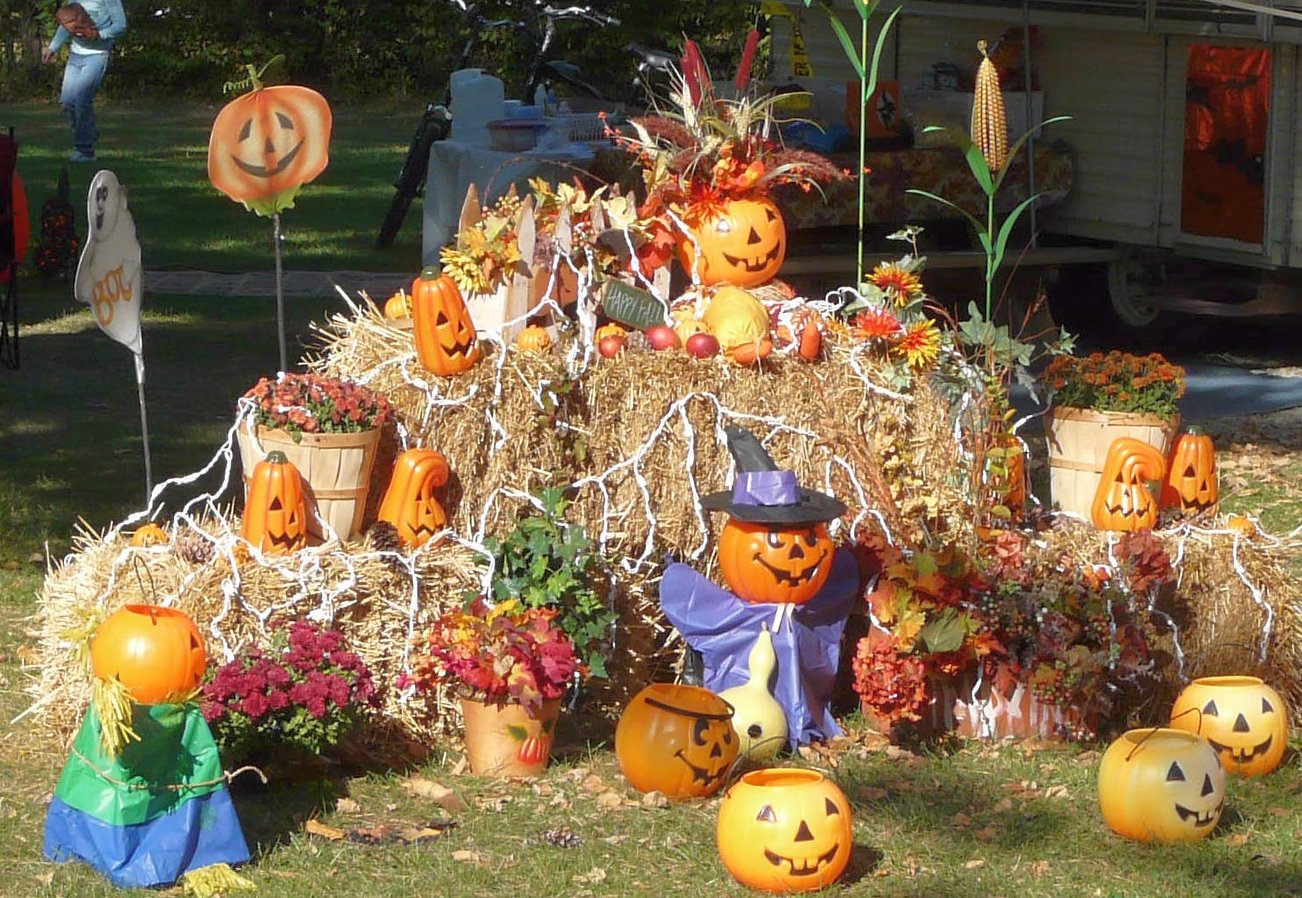 Solve Halloween Pumpkins jigsaw puzzle online with 88 pieces