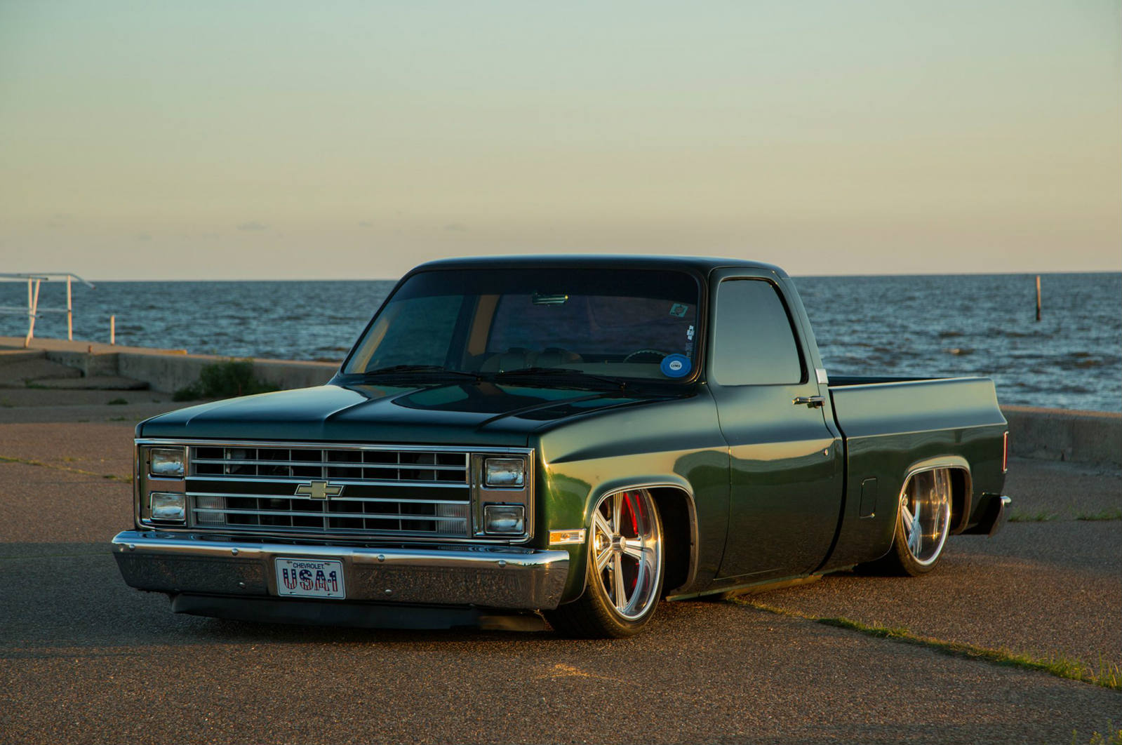 Solve 1984-chevy-c10-front-view jigsaw puzzle online with 176 pieces