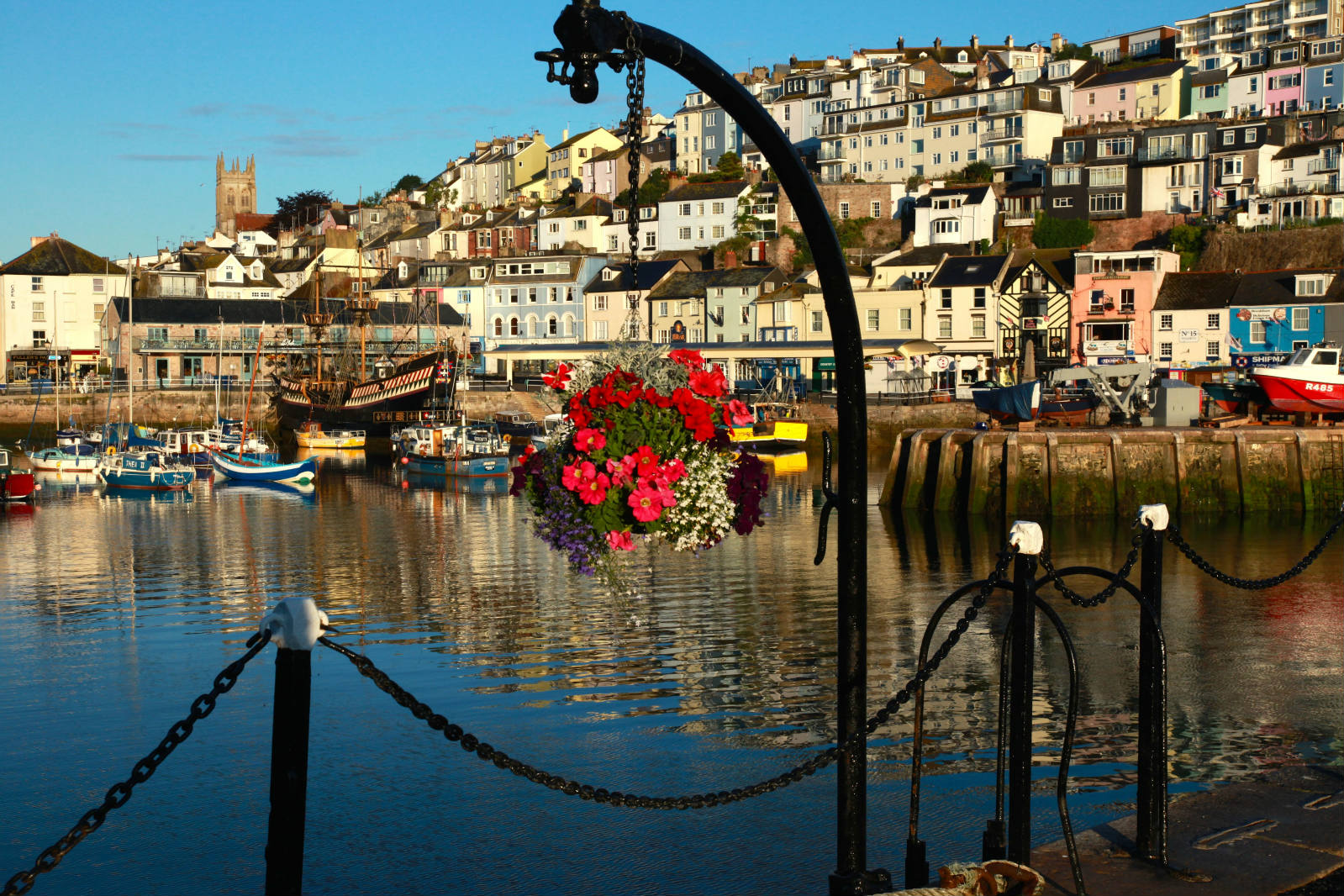 Solve Brixham harbour jigsaw puzzle online with 442 pieces