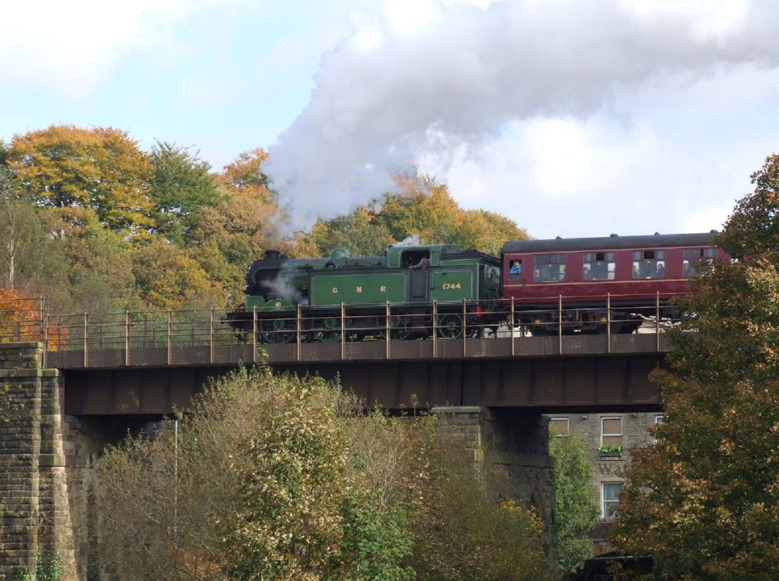 Solve GNR Class N2 0-6-2T 1744 crossing Summerseat Viaduct. jigsaw ...