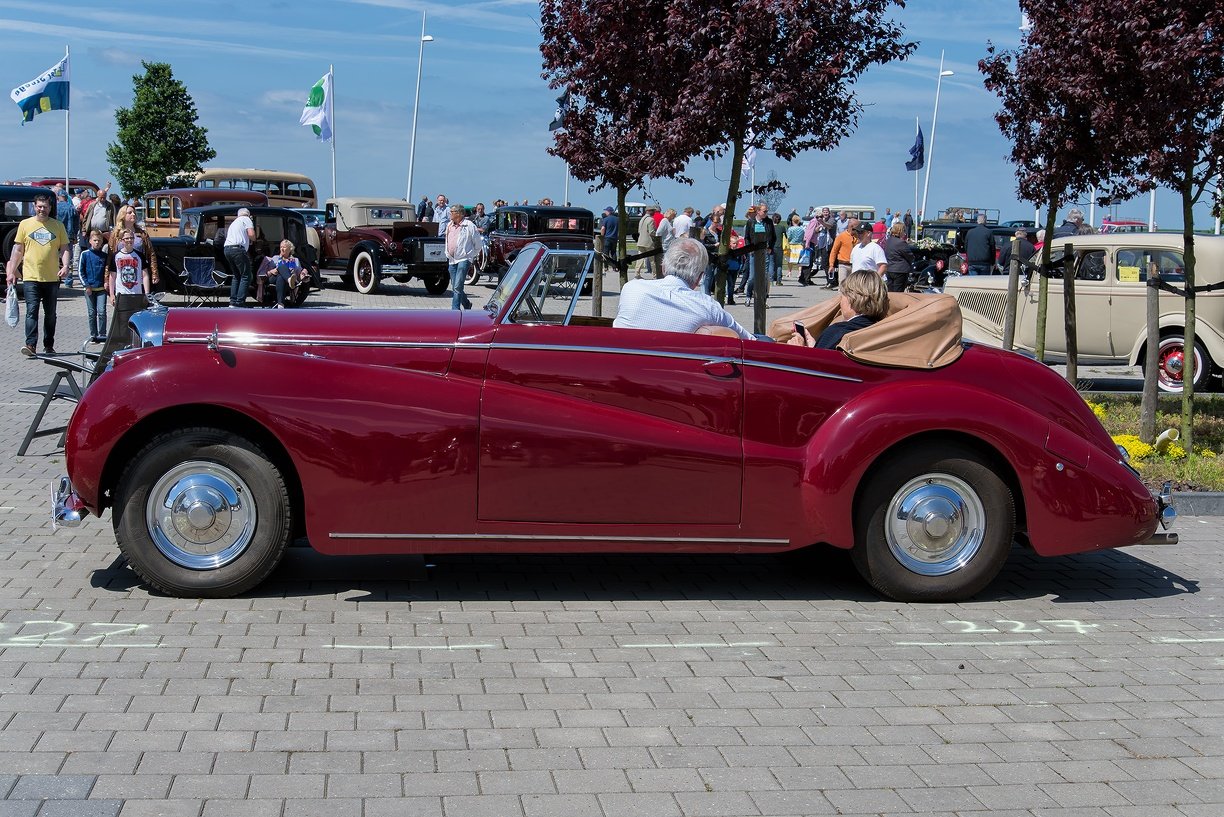 Solve Bentley Mk VI DHC by Abbott - 1949 jigsaw puzzle online with 216 pieces