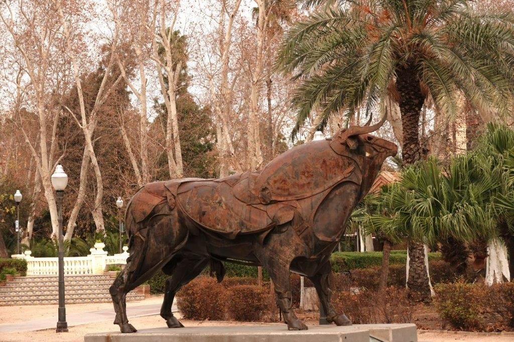 Solve Series Spain: A Spanish bull! jigsaw puzzle online with 12 pieces