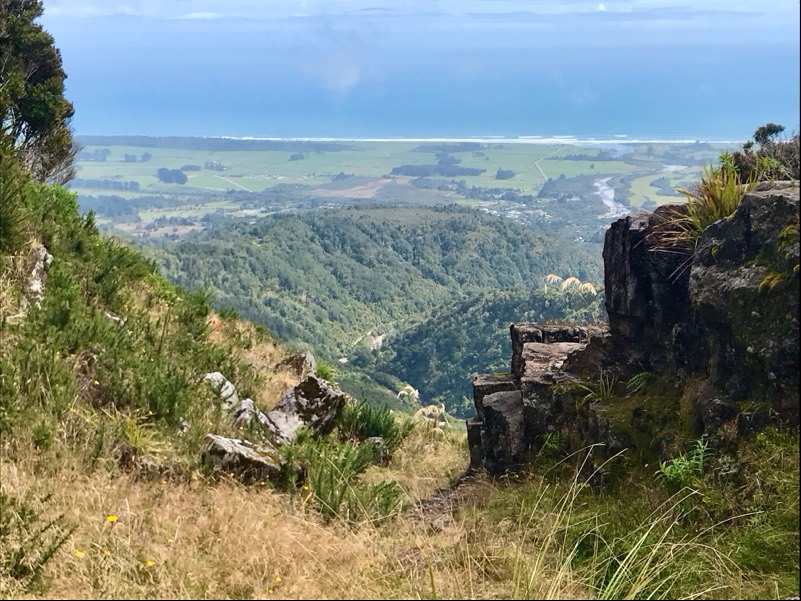 Solve The view over the edge jigsaw puzzle online with 12 pieces