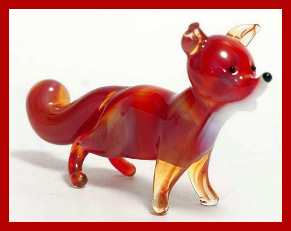 Solve Red fox glass figurine jigsaw puzzle online with 12 pieces